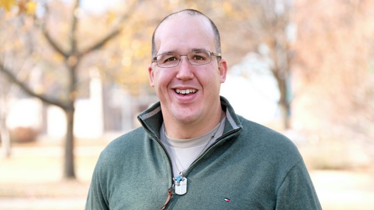 Army veteran overcomes traumatic brain injury to graduate with honors ...