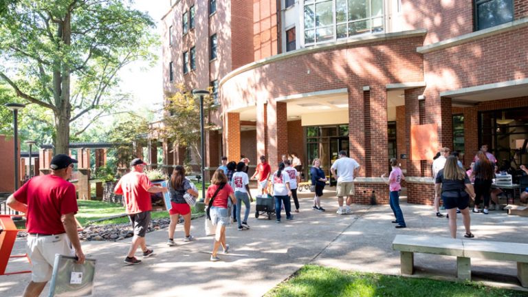 Students check back into Oak Hall on Move-In Day 2022 - UMSL Daily