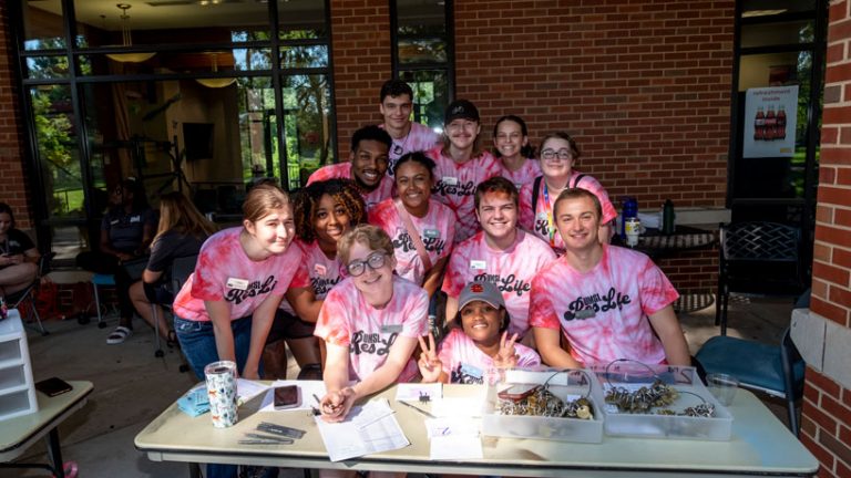 Students check back into Oak Hall on Move-In Day 2022 - UMSL Daily